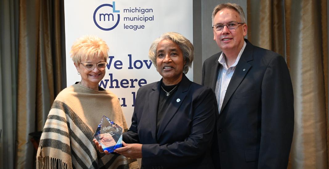 Anita Ashford wins Exceptional Service Award from MML