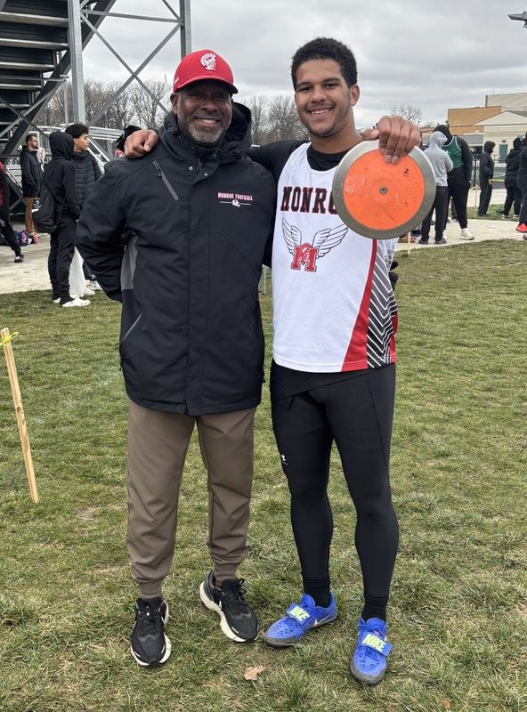 Monroe's Teegan Simmons breaks Region record in discus