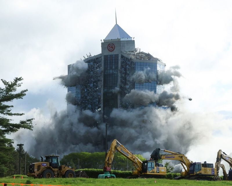 Video shows Sheraton Crossroads Hotel demolition implosion in Mahwah ...